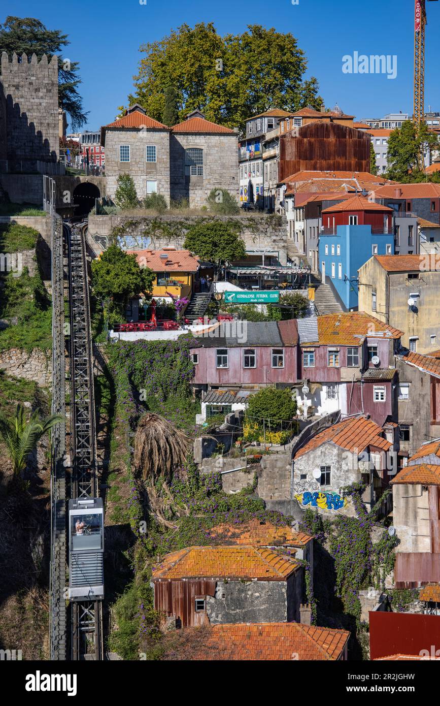 Funicular dos guindais oporto porto hi-res stock photography and images ...