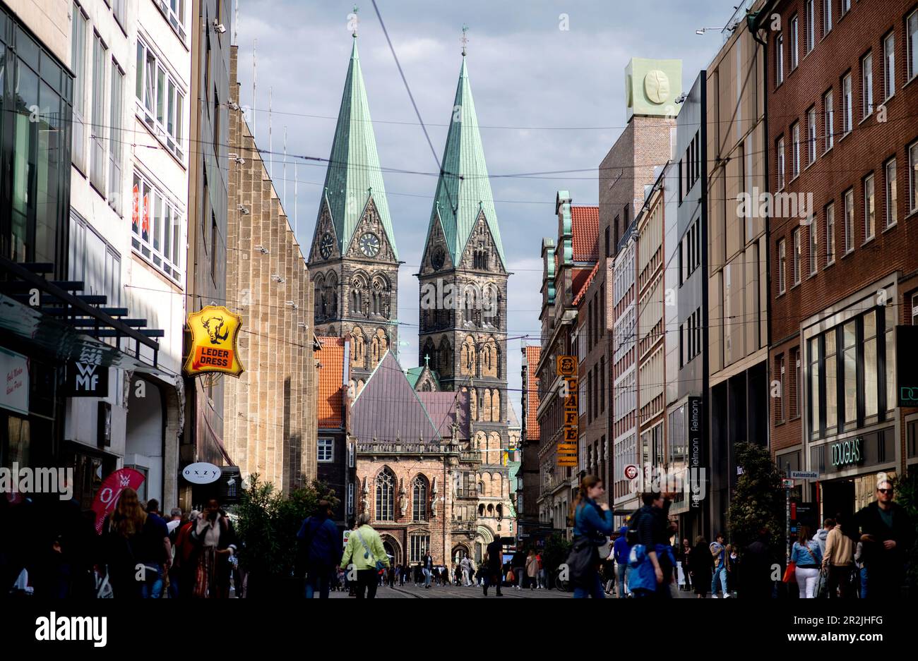 Bremen, Germany. 19th May, 2023. Numerous people are walking along ...