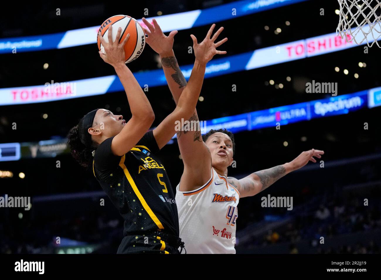Los Angeles Sparks guard Dearica Hamby (5) shoots against Phoenix ...