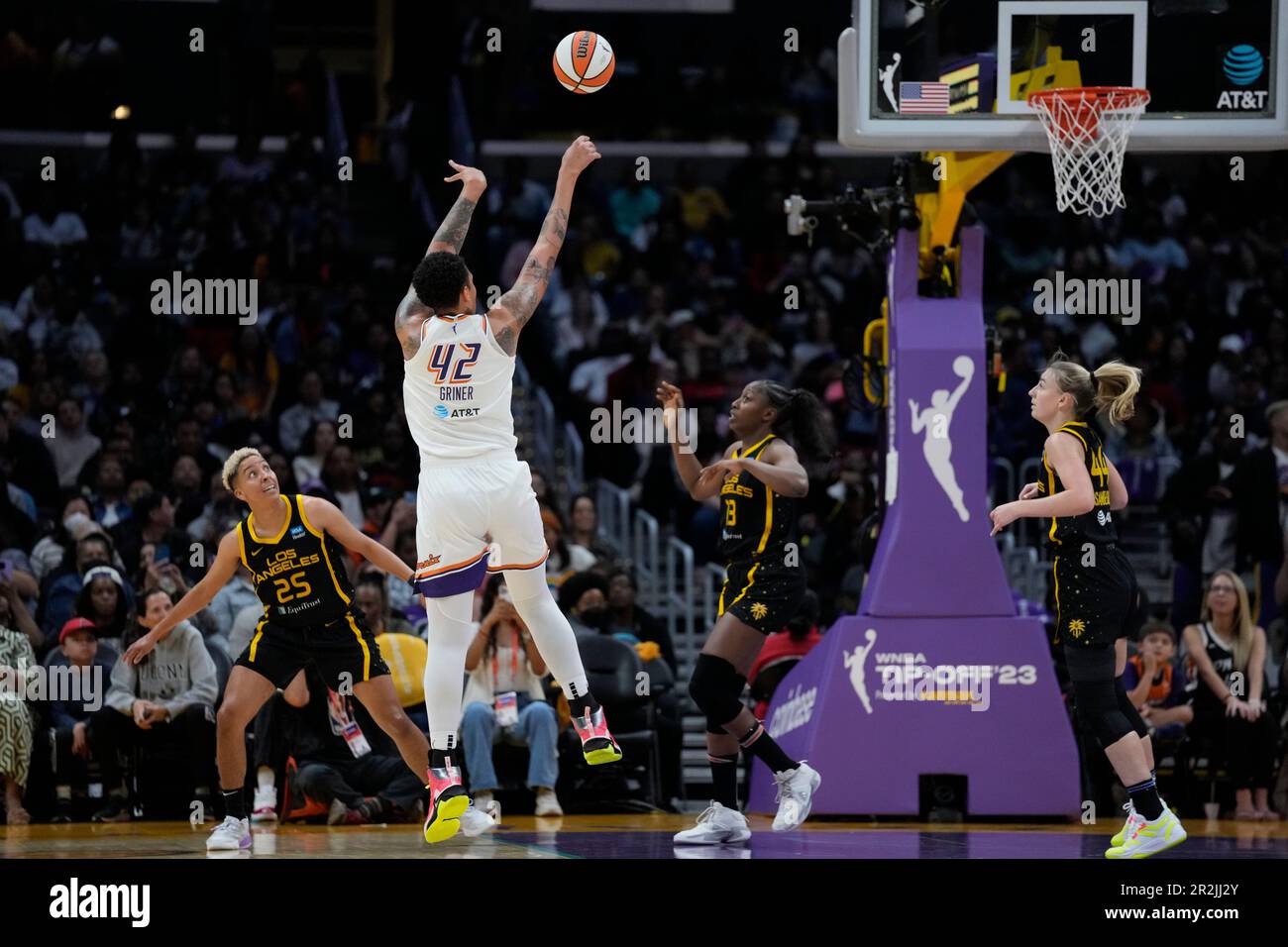 Phoenix Mercury center Brittney Griner (42) shoots against Los Angeles ...