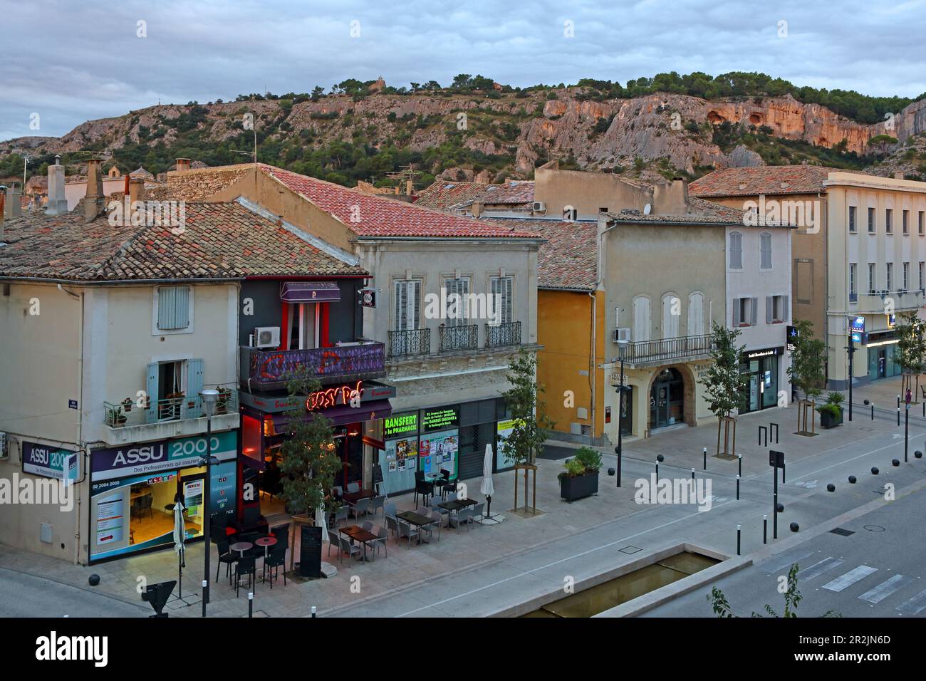 Cafe in cavaillon hi-res stock photography and images - Alamy