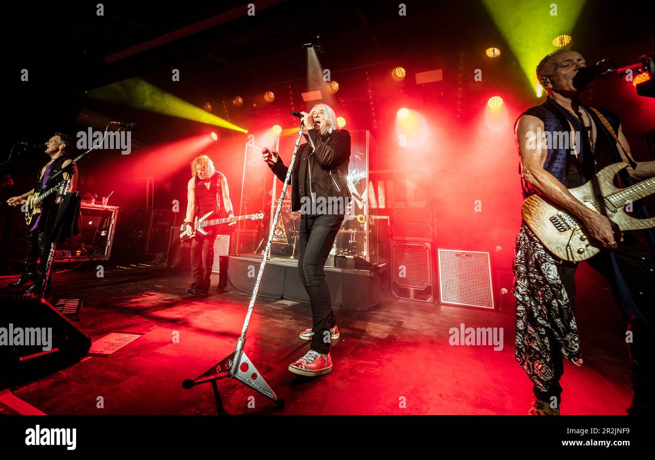 Def Leppard lead singer Joe Elliott (centre) with guitarist Vivian ...