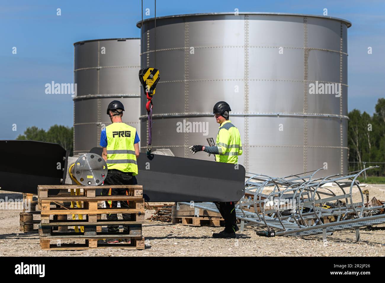 Friesoythe, Germany. 08th May, 2023. Workers work on the construction ...