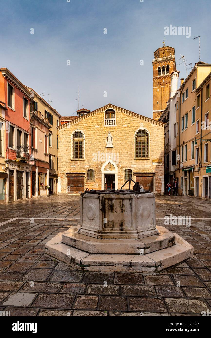 Ancient well on piazza hi-res stock photography and images - Alamy