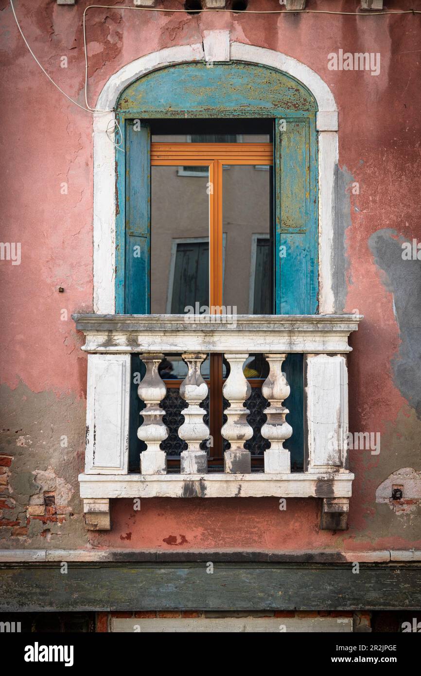 Window and balcony of ancient palace. Venice, Veneto, Italia Stock ...