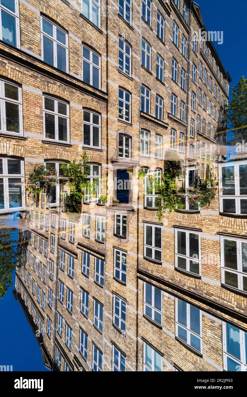 Large housing complex hi-res stock photography and images - Alamy