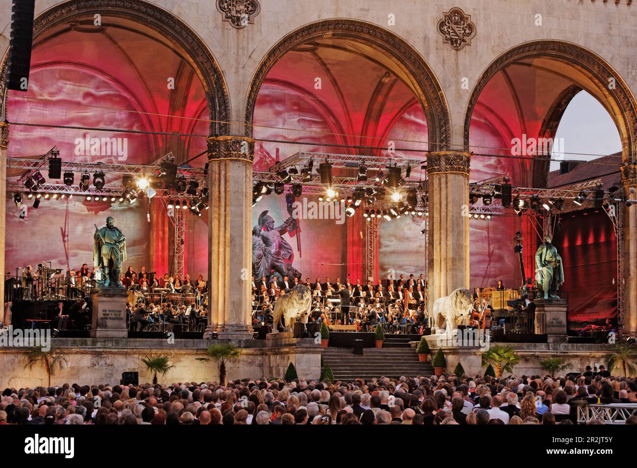 Orchestra in Feldherrnhalle during Klassik am Odeonsplatz concerts ...