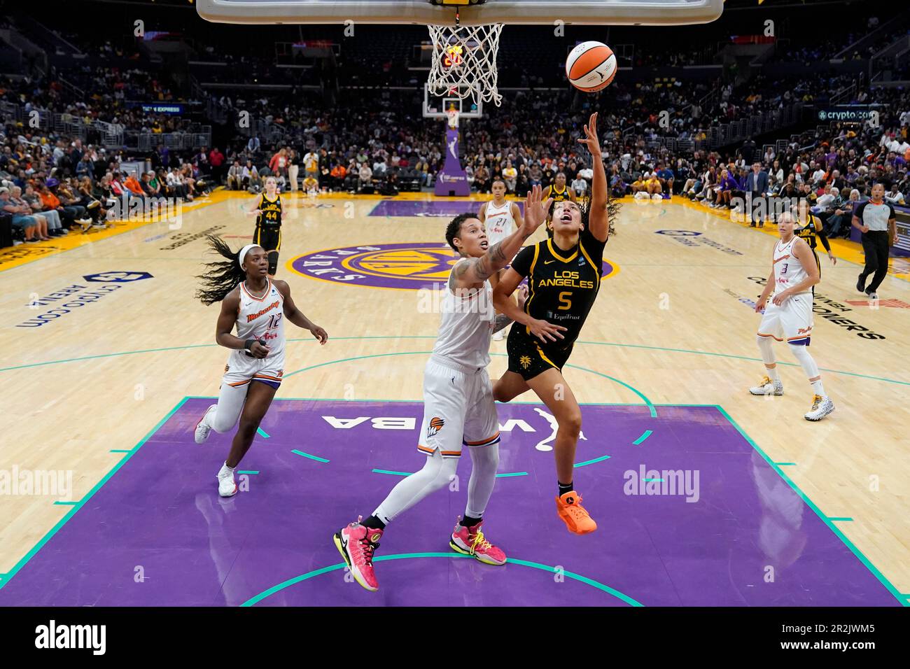 Los Angeles Sparks guard Dearica Hamby (5) shoots against Phoenix ...