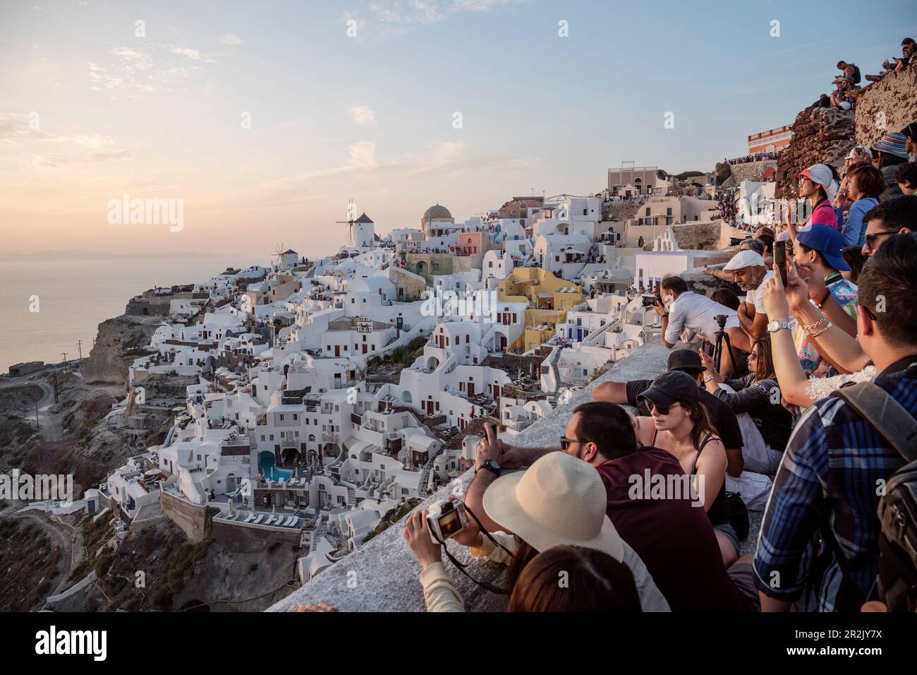 Santorini tourists crowd hi-res stock photography and images - Alamy