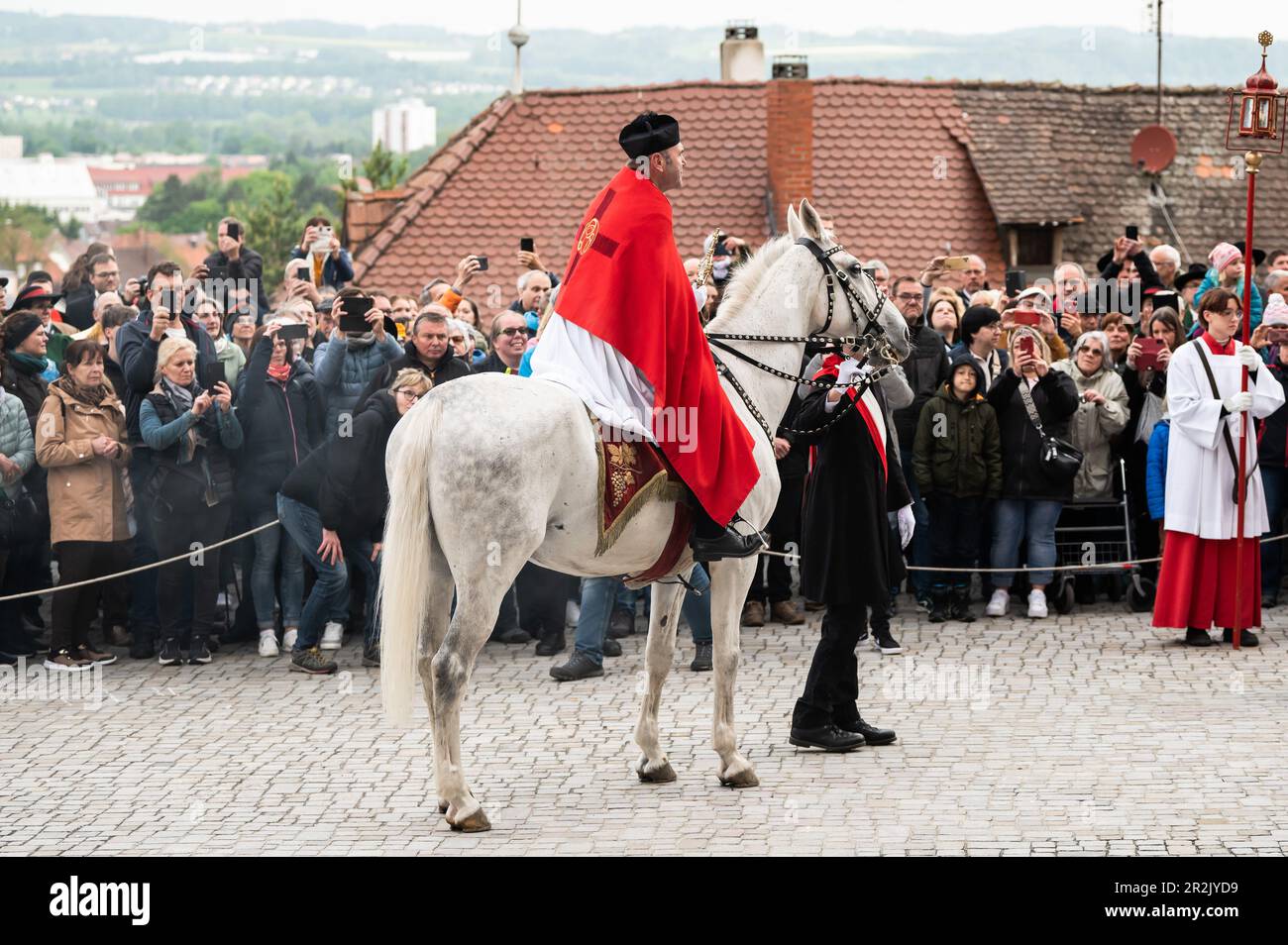 Weingarten, Germany. 19th May, 2023. Dean Ekkehard Schmid (M) holds the Holy Blood relic in his ...