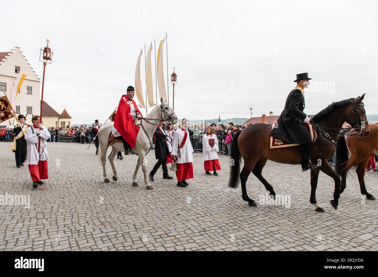 Weingarten, Germany. 19th May, 2023. Dean Ekkehard Schmid (M) holds the Holy Blood relic in his ...