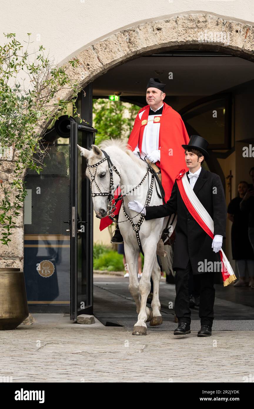 Weingarten, Germany. 19th May, 2023. Dean Ekkehard Schmid (l) enters ...