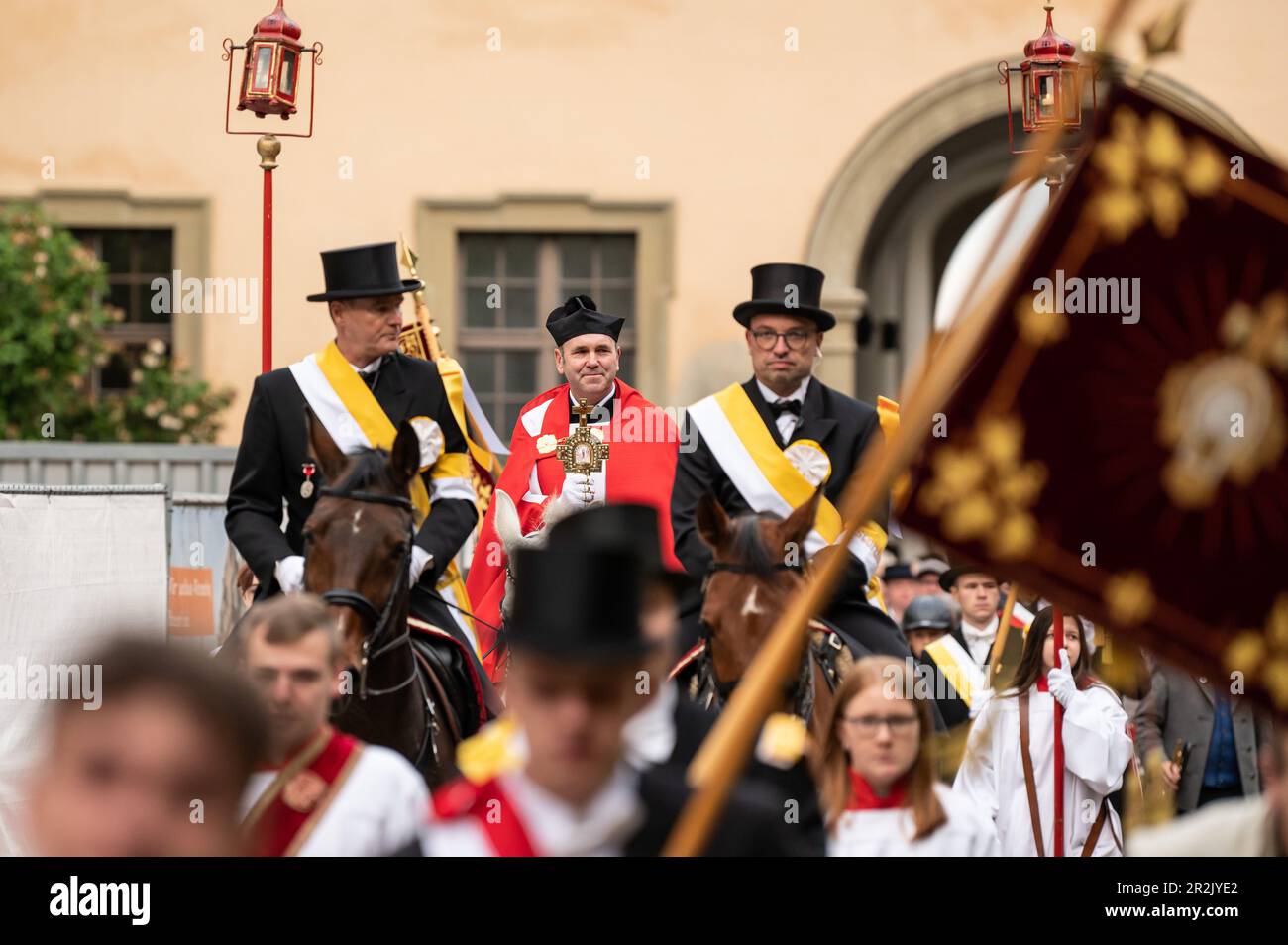 Weingarten, Germany. 19th May, 2023. Dean Ekkehard Schmid (M) holds the ...