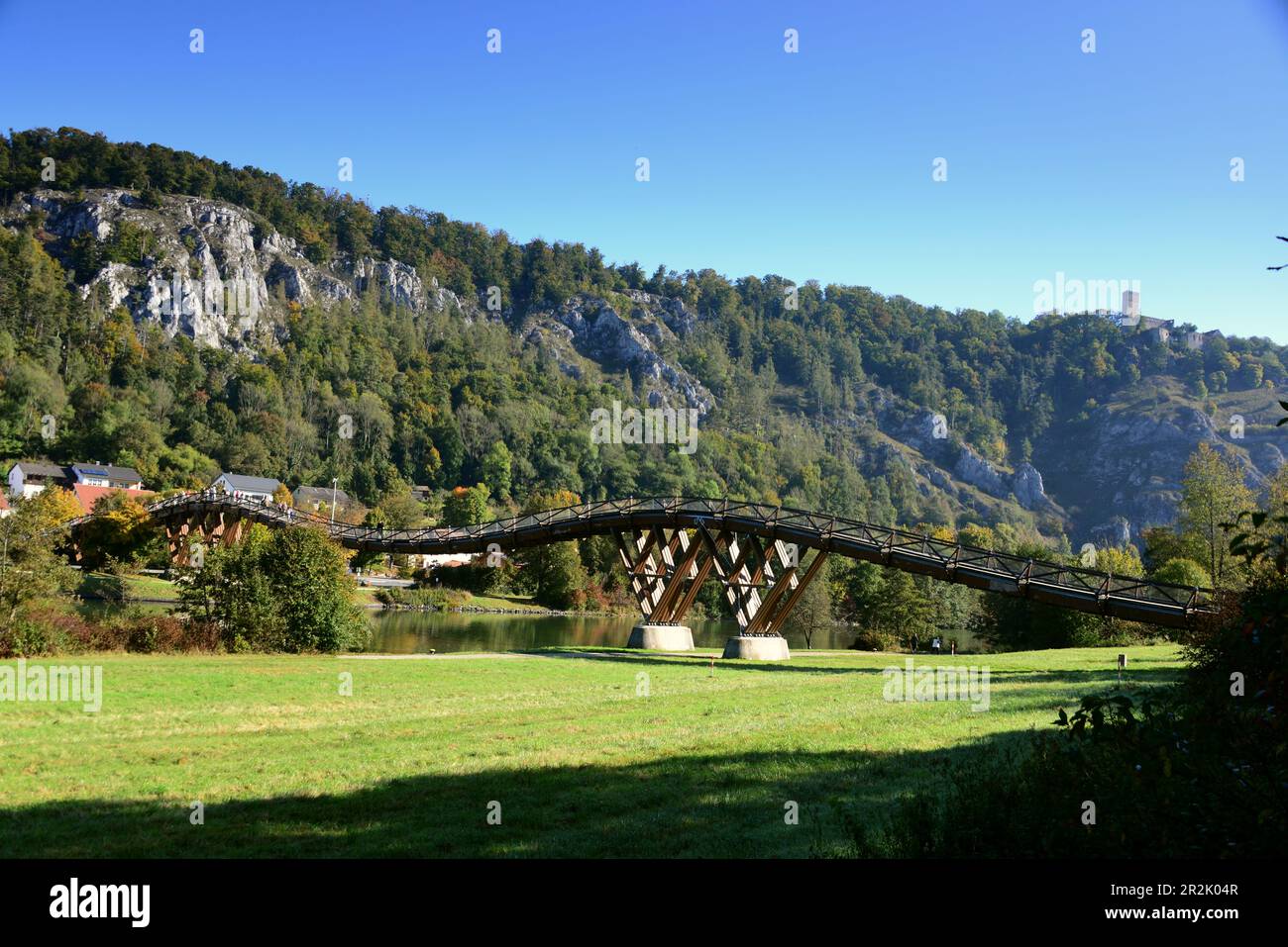 Wooden bridge and castle ruins near Essing an der Altmühl and Main ...