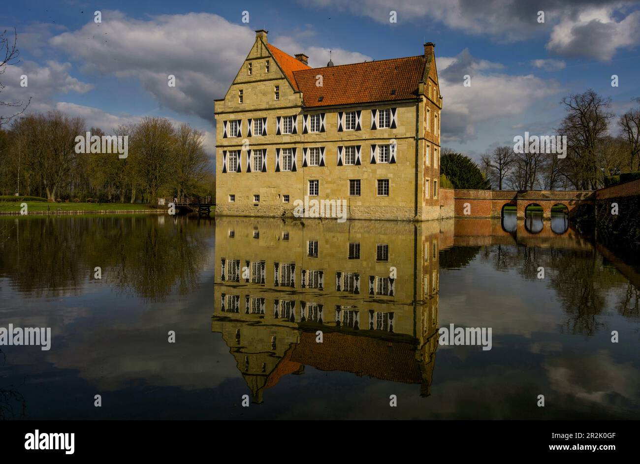Manor house of the moated castle Burg Hülshoff in Havixbeck in spring ...