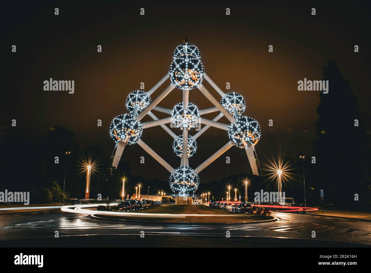 Brussels belgium atomium night lights hi-res stock photography and ...