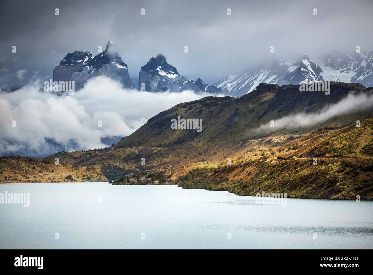 Cuernos del Paine mountain range, Lago el Toro, Torres del Paine ...