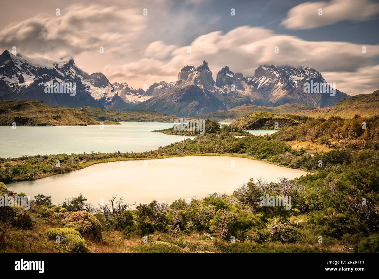 Cuernos del Paine mountain range, Lago el Toro, Torres del Paine ...