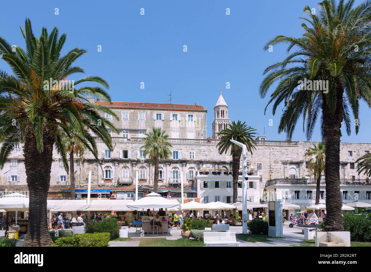 Split buildings in background hi-res stock photography and images - Alamy