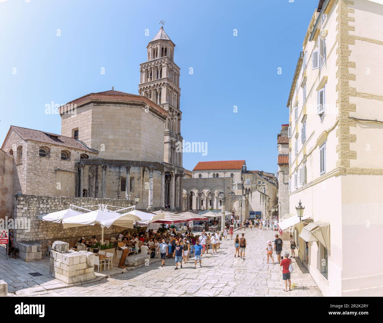 Tourists sightseeing diocletians palace cathedral hi-res stock ...
