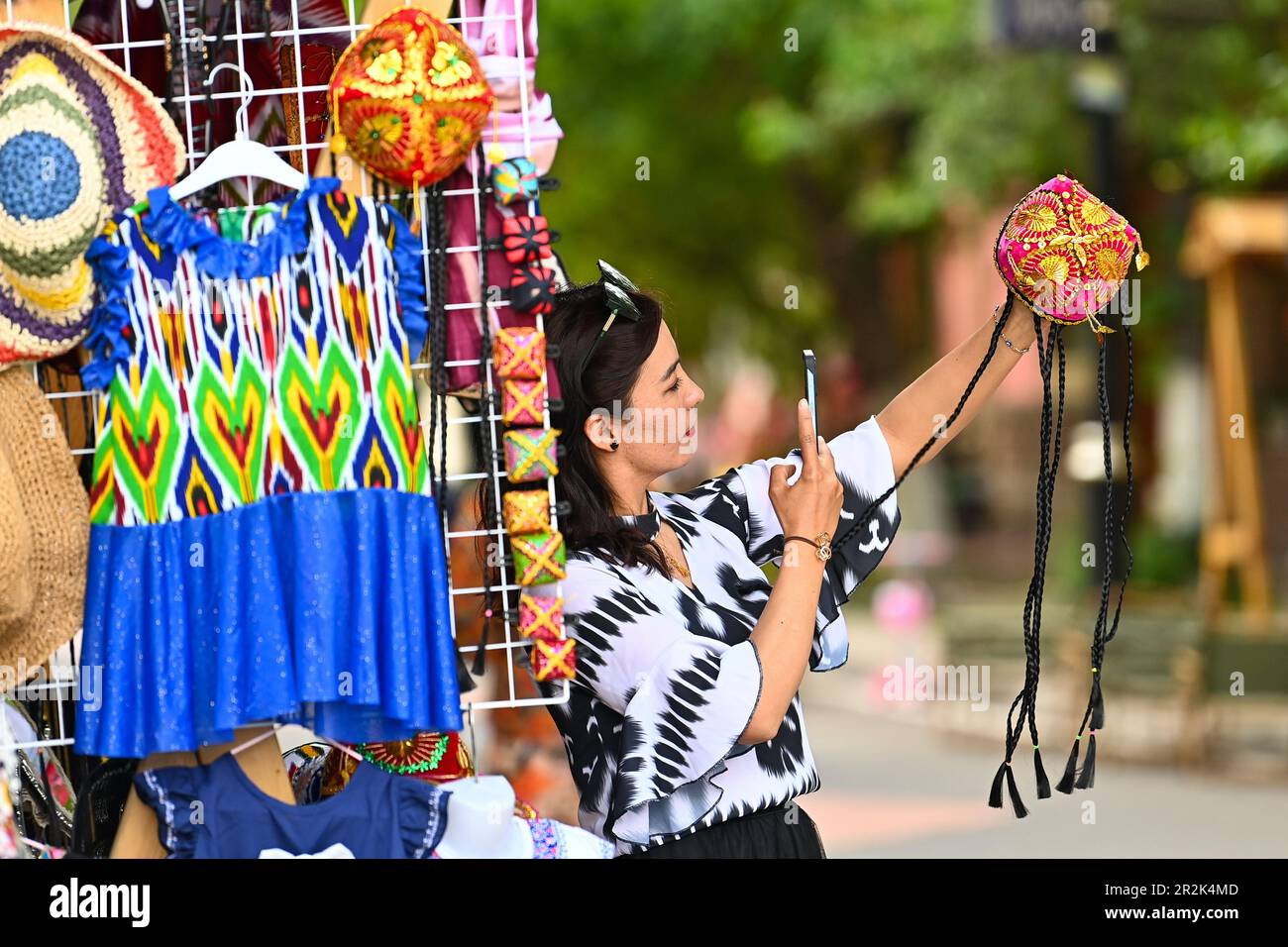 (230520) -- ILI, May 20, 2023 (Xinhua) -- A tourist takes photos of a ...