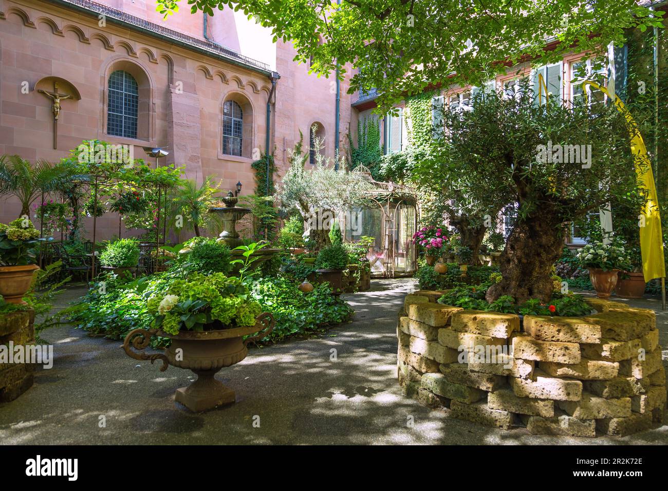 Worms, St. Martin, courtyard garden Stock Photo - Alamy