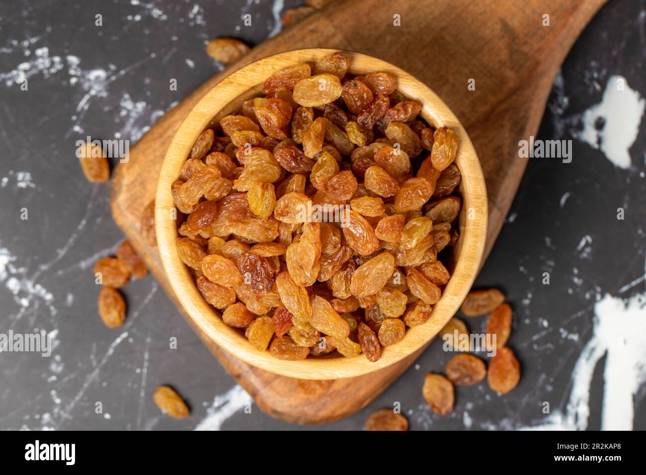 Raisins. Sun-dried grapes in wooden bowl. superfood. Vegetarian food ...