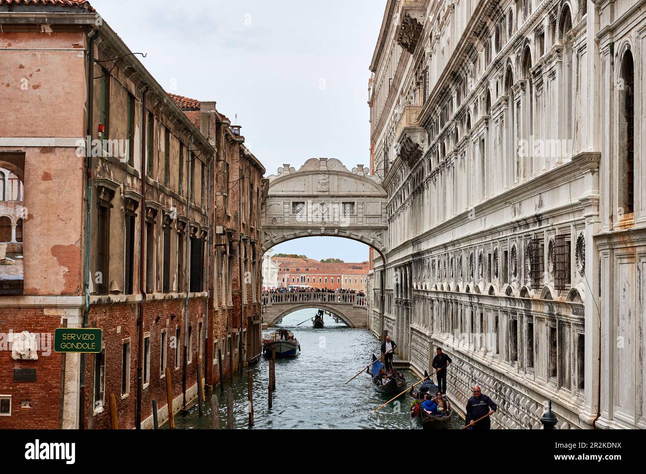 View of the famous Ponte della Paglia stone bridge with origins from ...