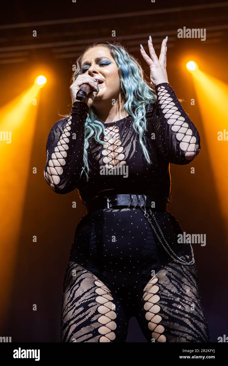 Emlyn singer on stage hi-res stock photography and images - Alamy