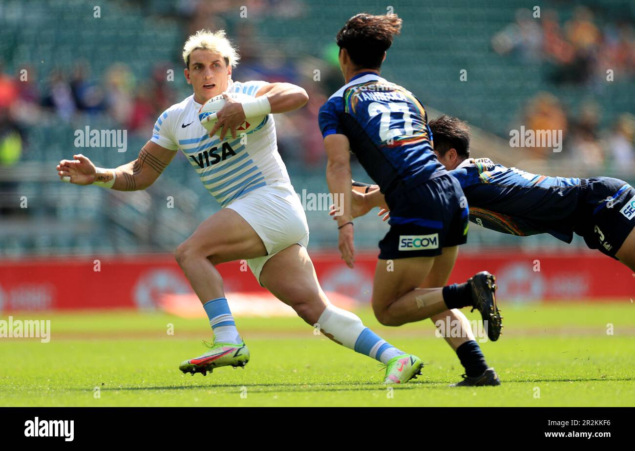 Argentina’s Luciano Gonzalez breaks past Japan’s Kippei Taninaka on his ...