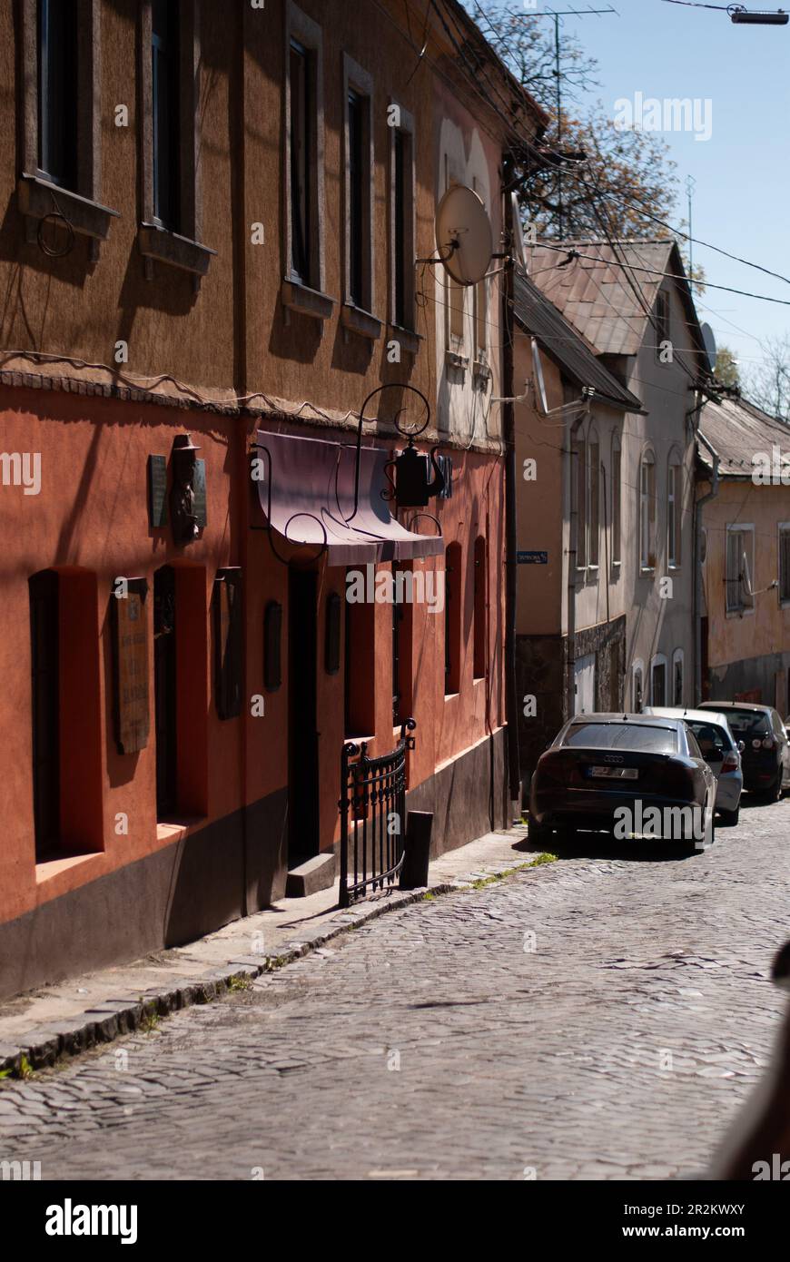 Sunny day city buildings view hi-res stock photography and images - Alamy