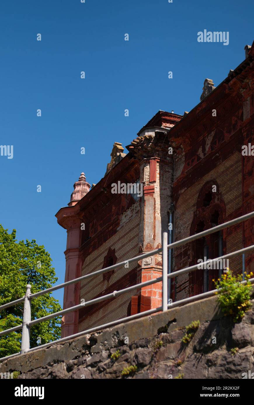 Bright red buildings hi-res stock photography and images - Alamy