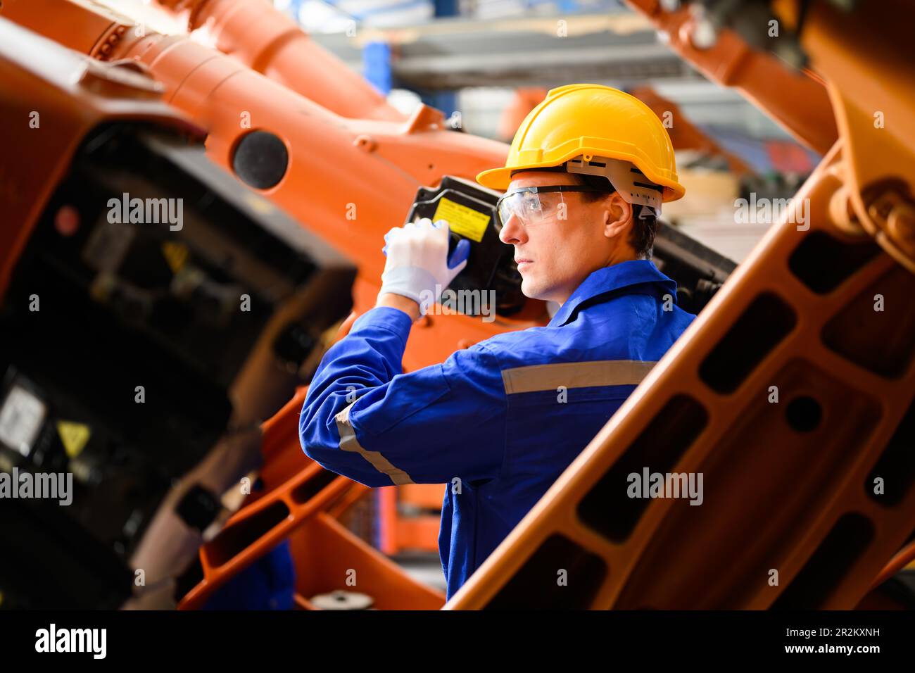 Engineer fixing robotic arm hi-res stock photography and images - Alamy