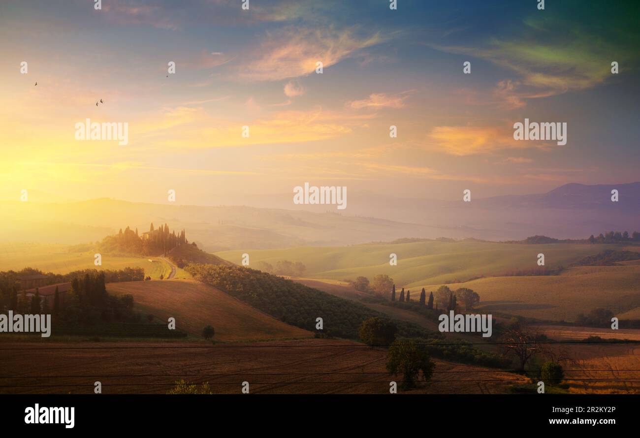 Scenic fog and countryside hi-res stock photography and images - Alamy
