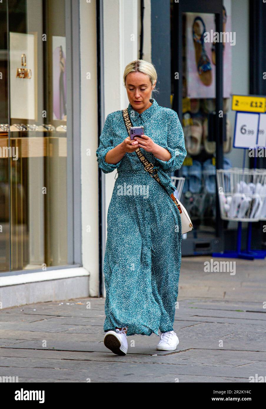 Trendy people in dundee city centre hi-res stock photography and images ...