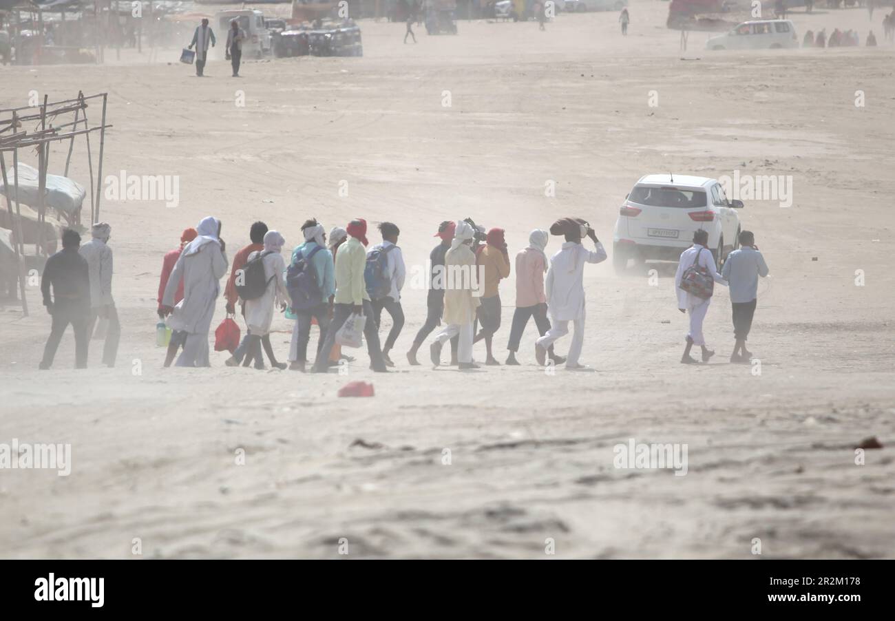 Prayagraj, India. 20/05/2023, Indian devotees brave heat waves during a ...
