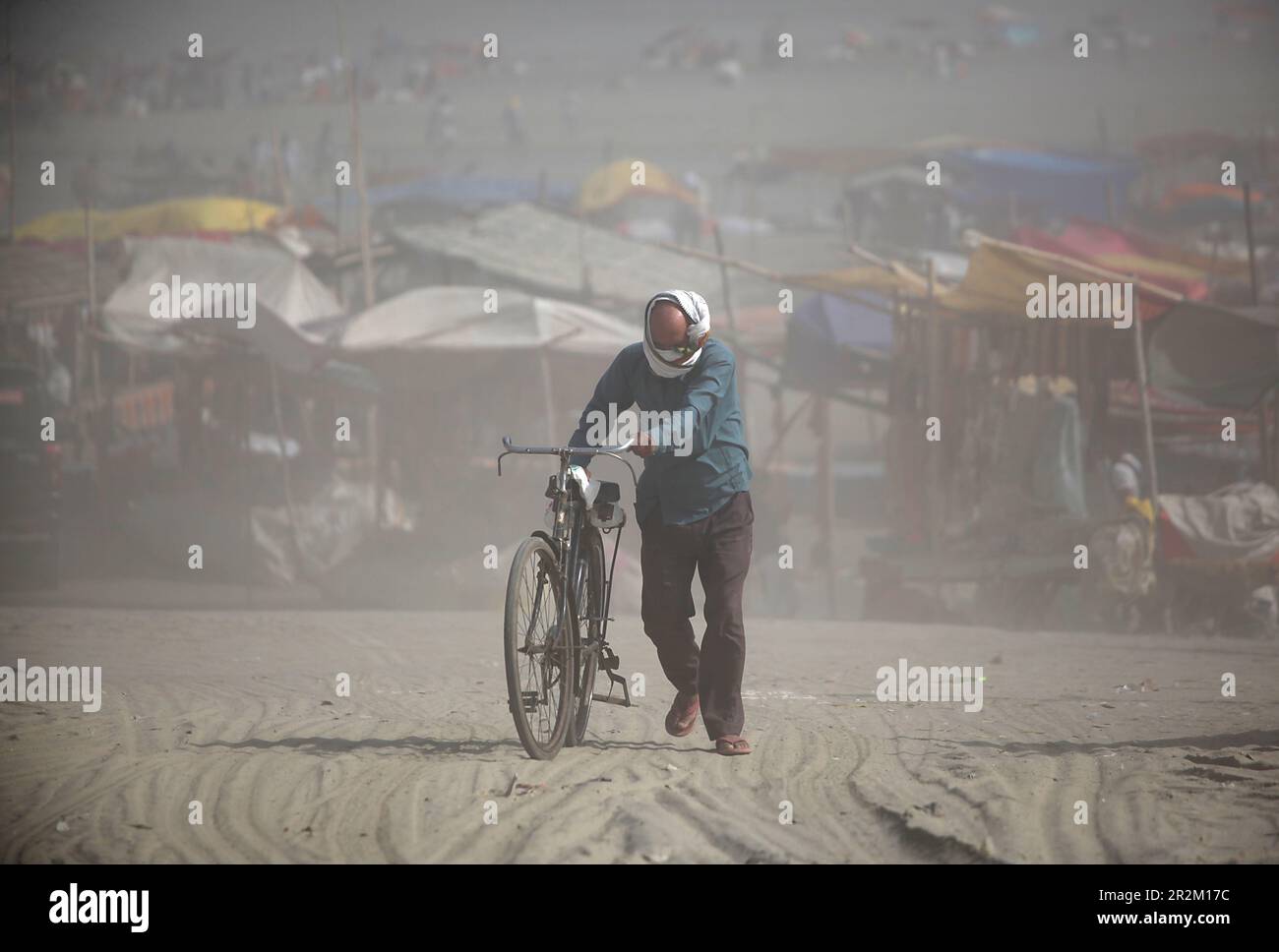 Prayagraj, India. 20/05/2023, An Indian devotee braves heat waves ...