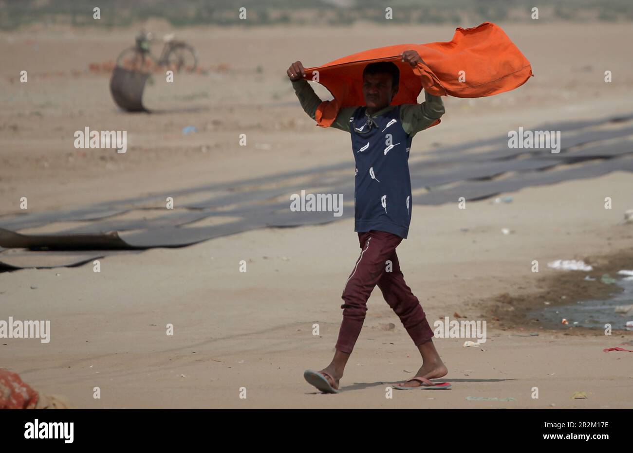 Prayagraj, India. 20/05/2023, An Indian man braves heat waves during a ...