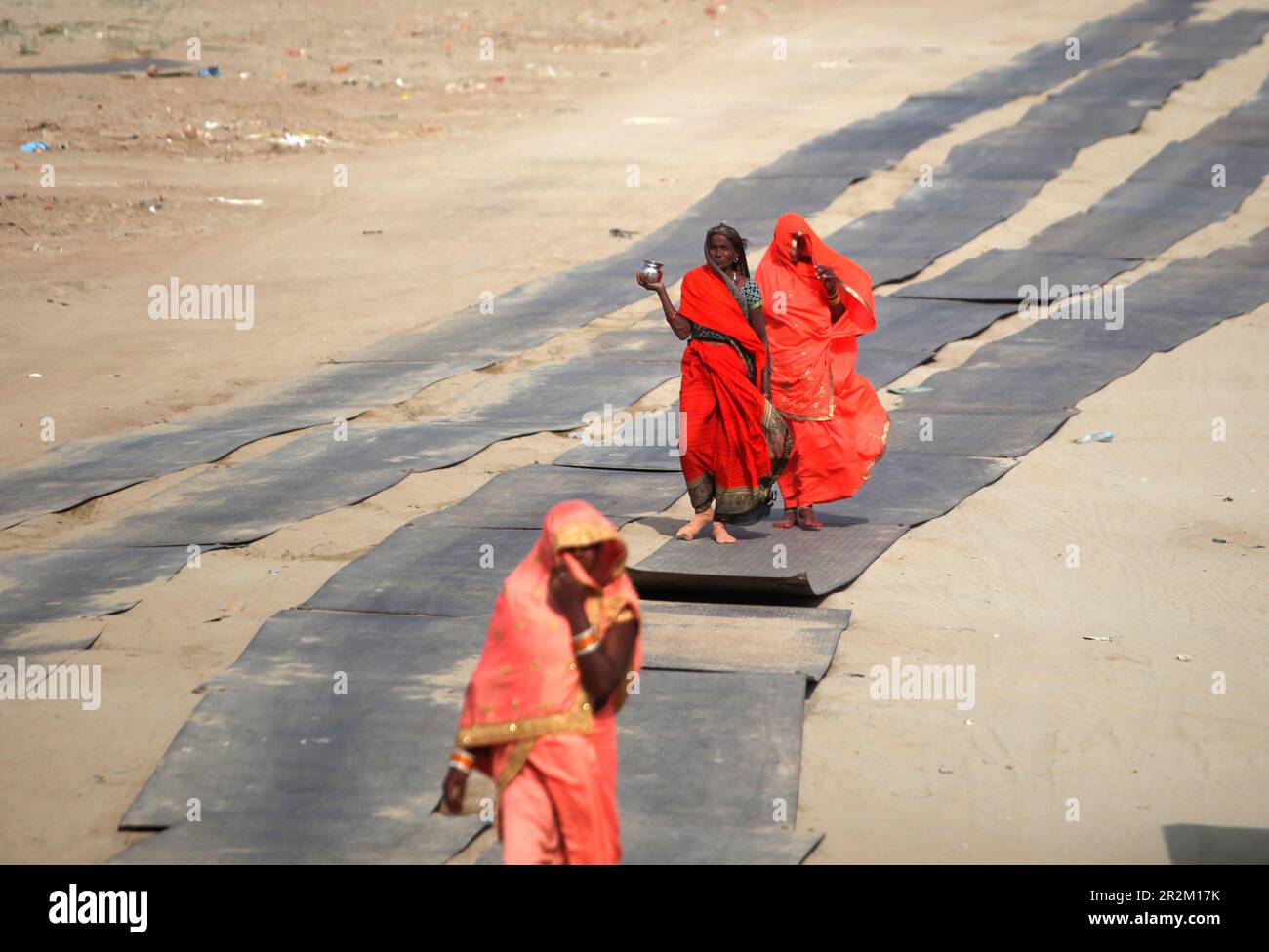 Prayagraj, India. 20/05/2023, Indian devotees brave heat waves during a ...