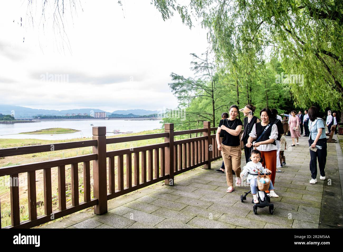 (230520) -- CHONGQING, May 20, 2023 (Xinhua) -- Tourists visit the ...