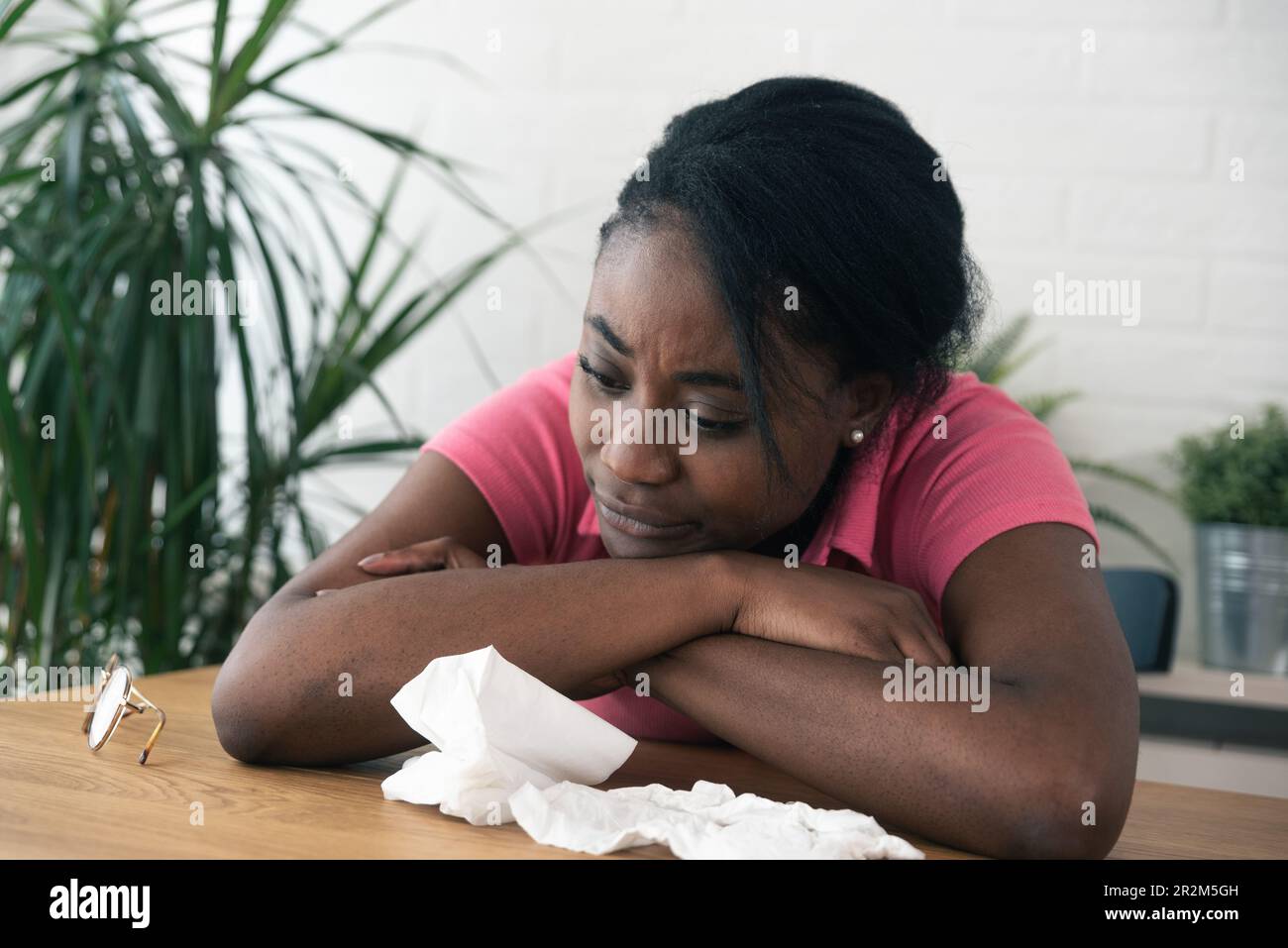 Person crying african woman hi-res stock photography and images - Alamy