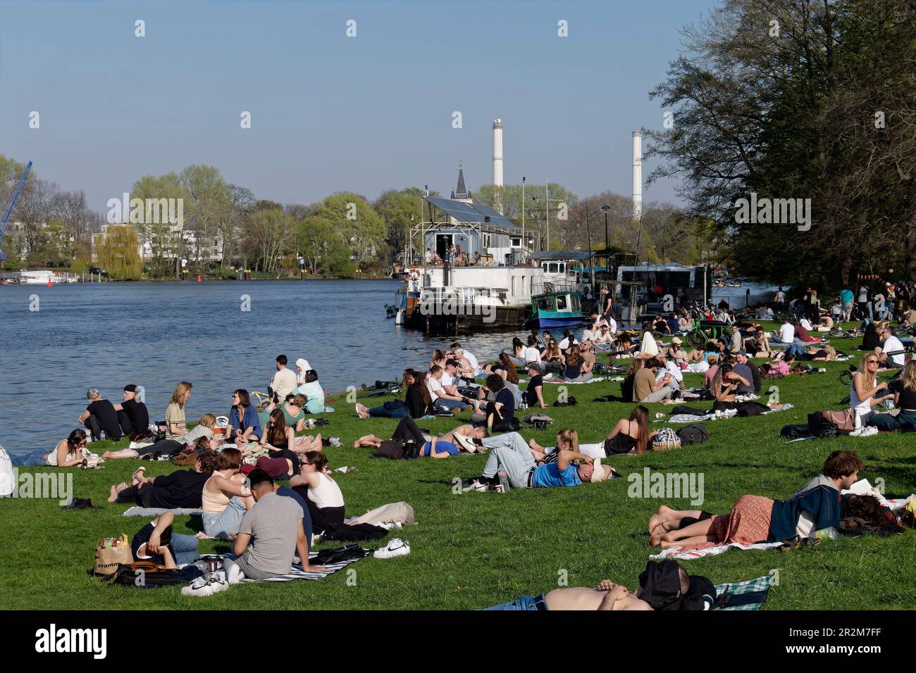 Wiese sonnenbaden hi-res stock photography and images - Alamy