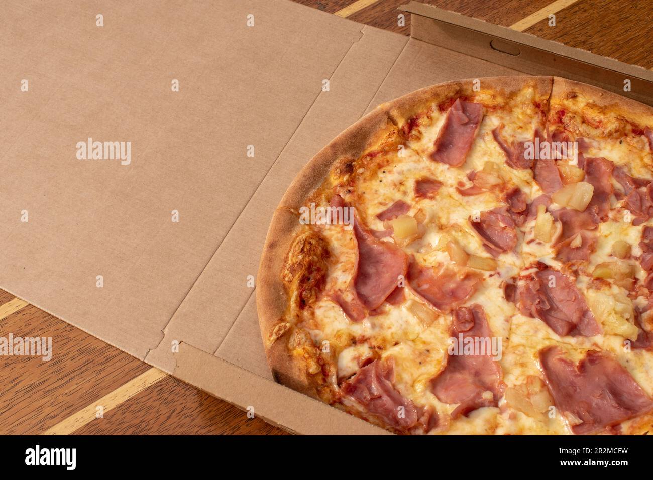 05.04.2023. vienna, austria. Pic of Packet Assistant hawaii pizza with ...