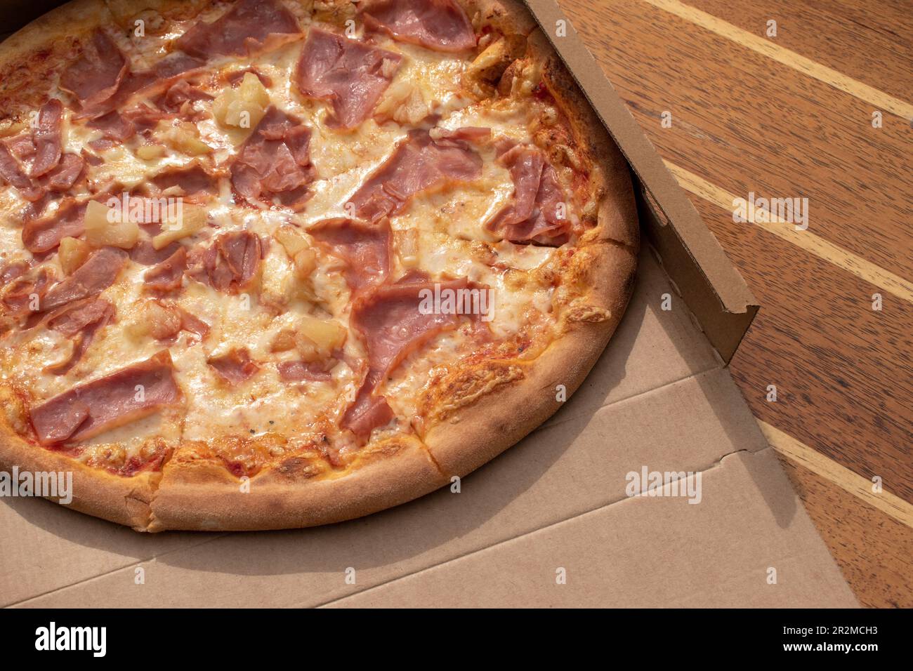 05.04.2023. vienna, austria. Pic of Packet Assistant hawaii pizza with ...