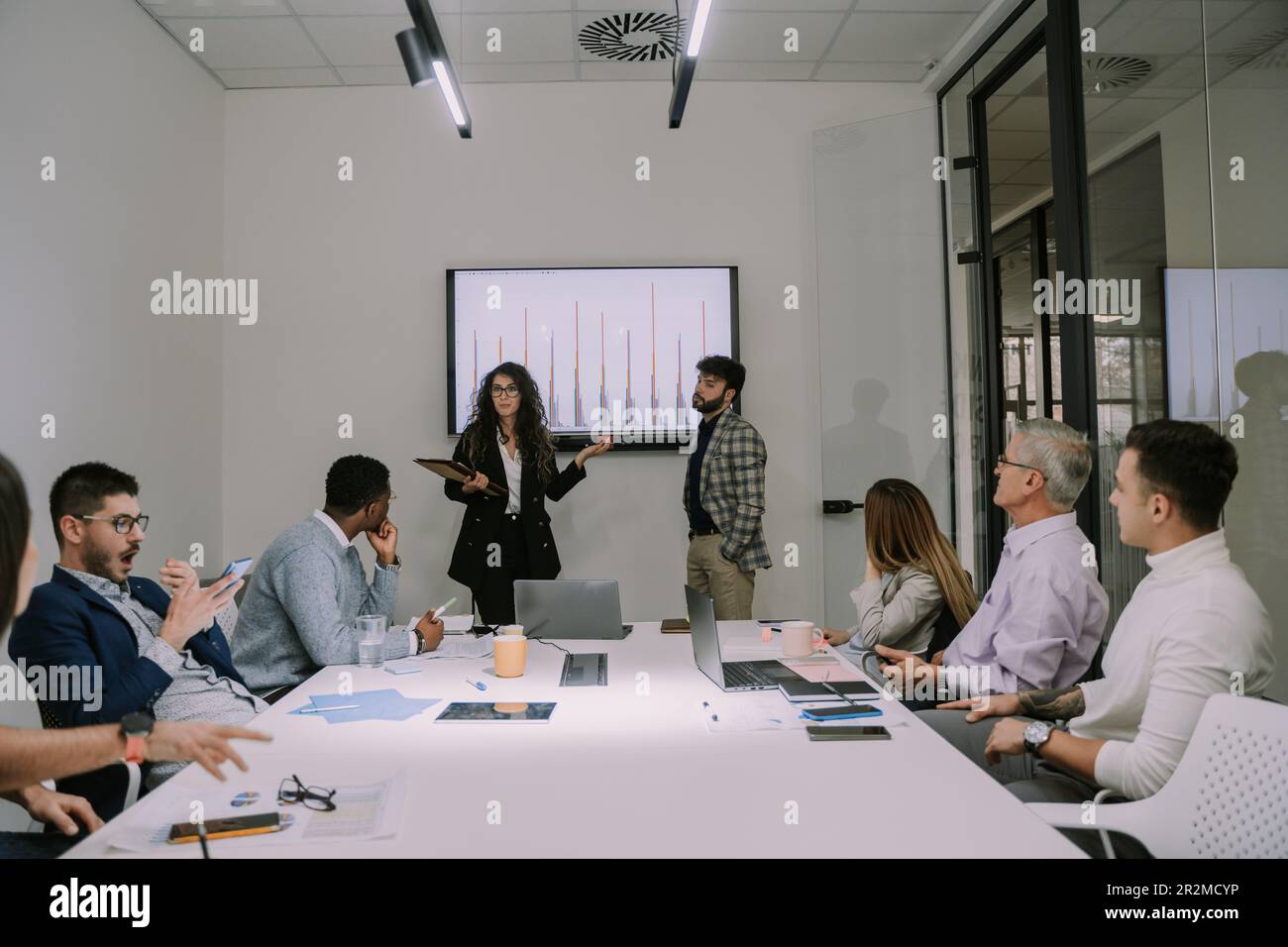 Explaining graph charts hi-res stock photography and images - Alamy