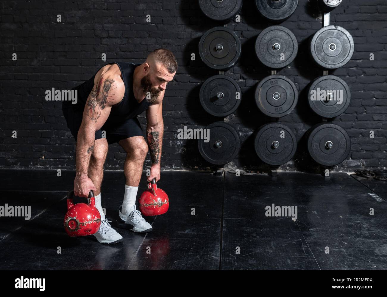 Young active strong sweaty focused fit muscular man with big muscles ...