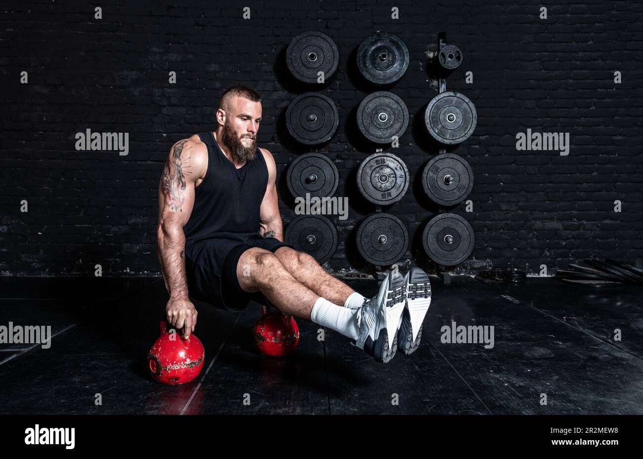 Young active strong sweaty focused fit muscular man with big muscles ...