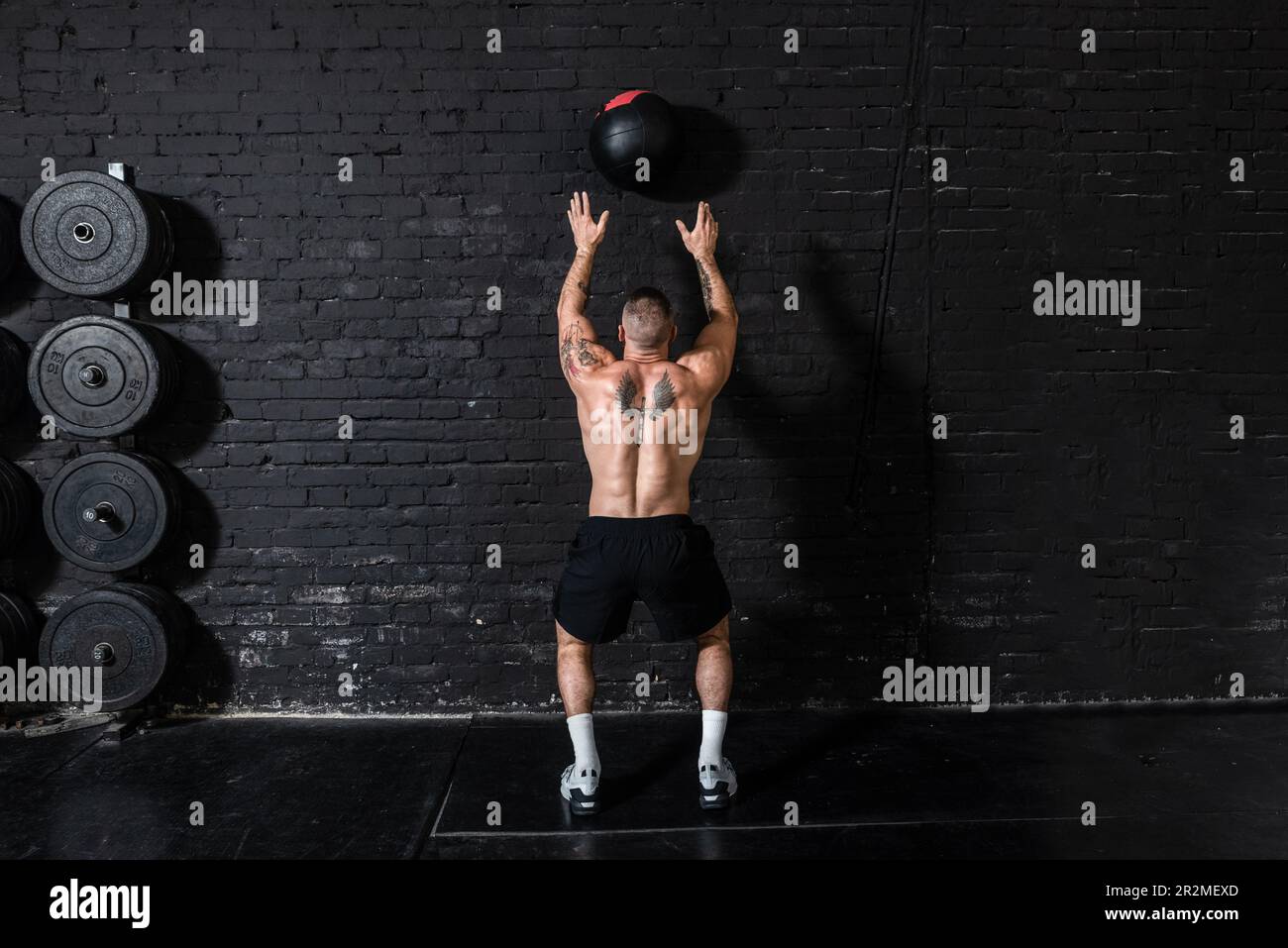 Young active strong sweaty focused fit muscular man with big muscles ...
