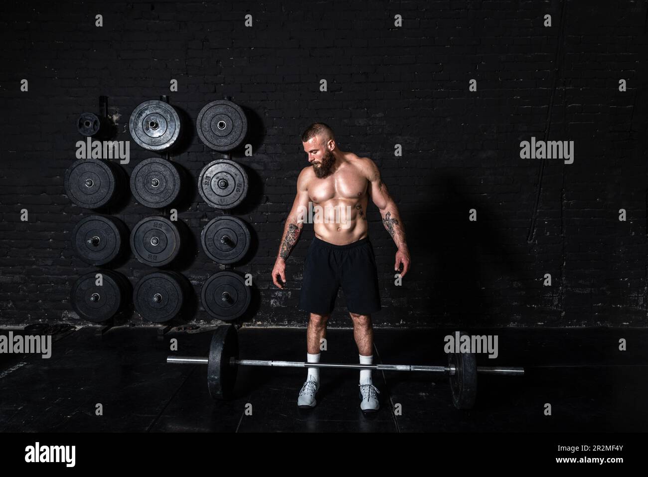 Young active strong sweaty focused fit muscular man with big muscles ...