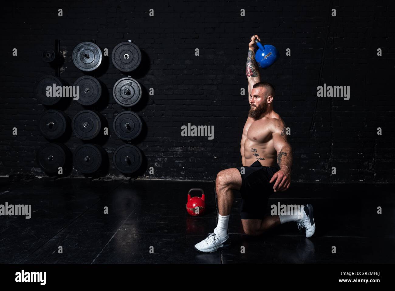 Young active strong sweaty focused fit muscular man with big muscles ...